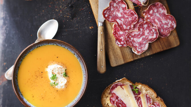 Velouté de butternut et tartines grillées de pain de campagne aux fines ...